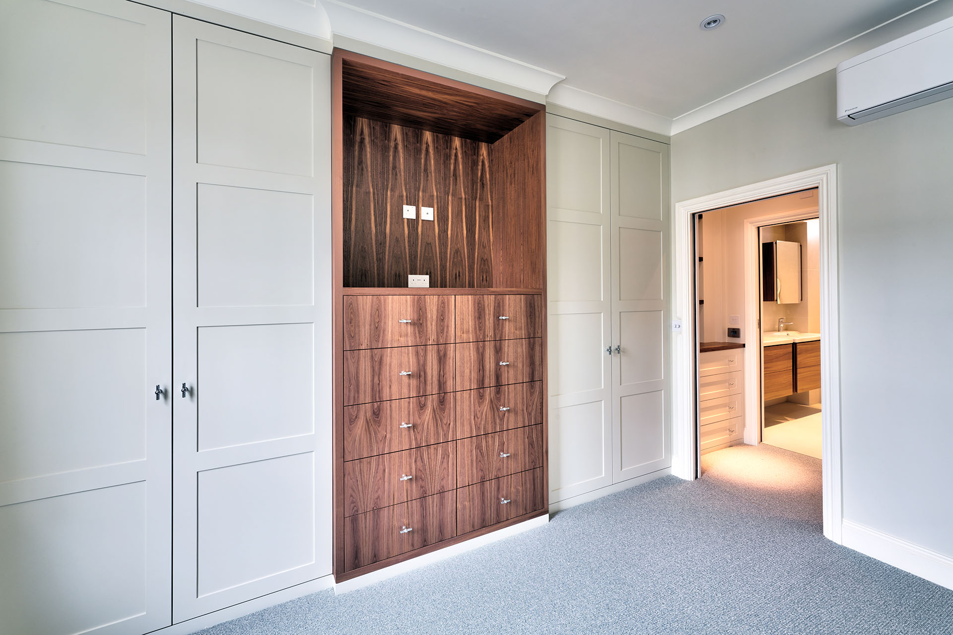Bespoke Walk in Wardrobe | Luxury fitted wardrobe | Furniture